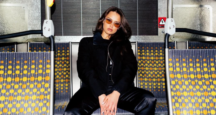 Was machst du da, Céline? Allein im Paradies. - Ich brauche eine Genie